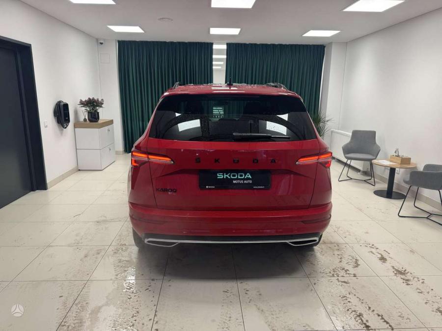 Red Skoda Karoq 2023 in Vilnius, with an engine capacity of 1.50 L and mileage of 36 thousand km for 28500 €, photo 4 on AUTOMOTO.COM.LV