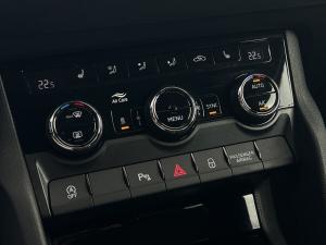 Sarkans Skoda Karoq 2021 Pērnava, ar dzinēja tilpumu 2.00 L un nobraukumu 146 tūkst. km par 20950 €, foto 11 vietnē AUTOMOTO.COM.LV