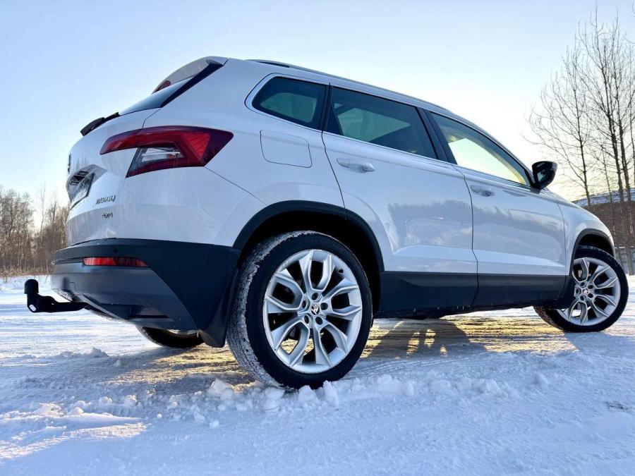 White Skoda Karoq 2018 in Kaunas, with an engine capacity of 1.97 L and mileage of 180 thousand km for 18999 €, photo 4 on AUTOMOTO.COM.LV