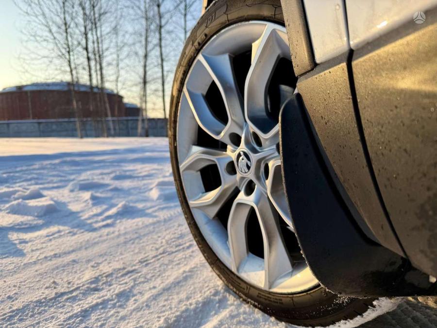 White Skoda Karoq 2018 in Kaunas, with an engine capacity of 1.97 L and mileage of 180 thousand km for 18999 €, photo 7 on AUTOMOTO.COM.LV