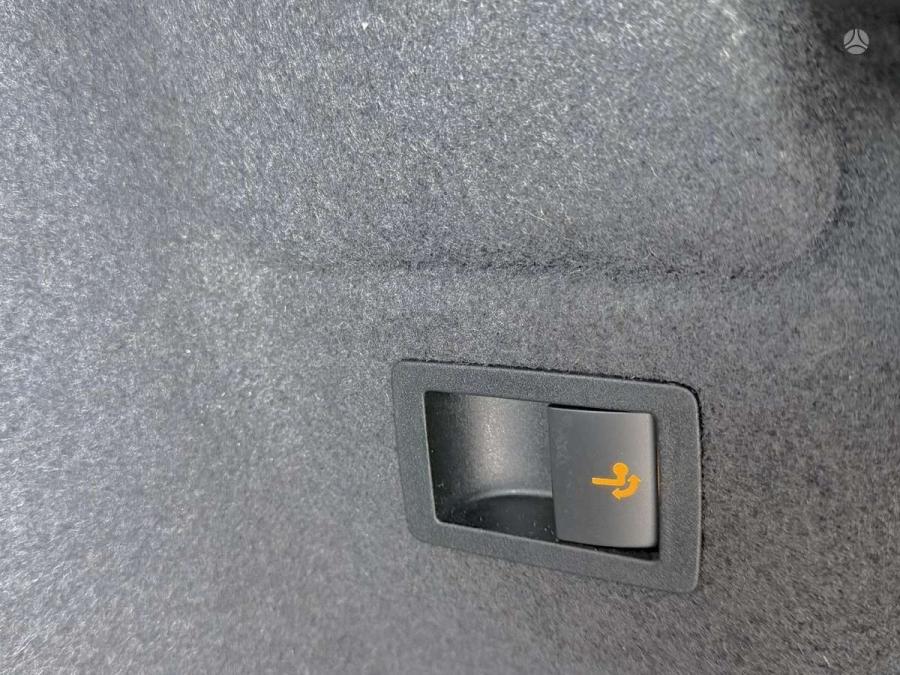 White Skoda Karoq 2018 in Kaunas, with an engine capacity of 1.97 L and mileage of 180 thousand km for 18999 €, photo 17 on AUTOMOTO.COM.LV