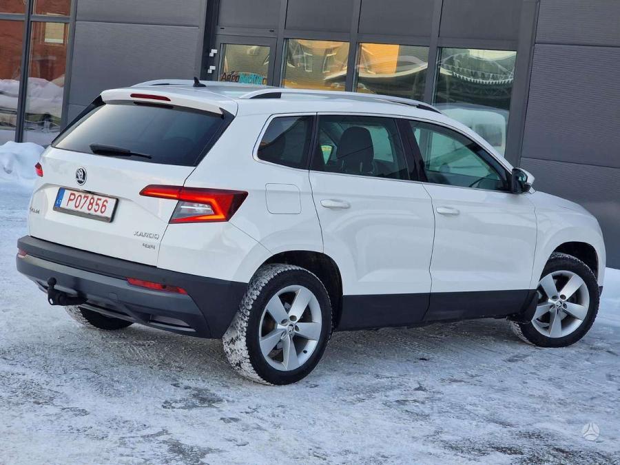 White Skoda Karoq 2018 in Jonava, with an engine capacity of 2.00 L and mileage of 221 thousand km for 16600 €, photo 5 on AUTOMOTO.COM.LV