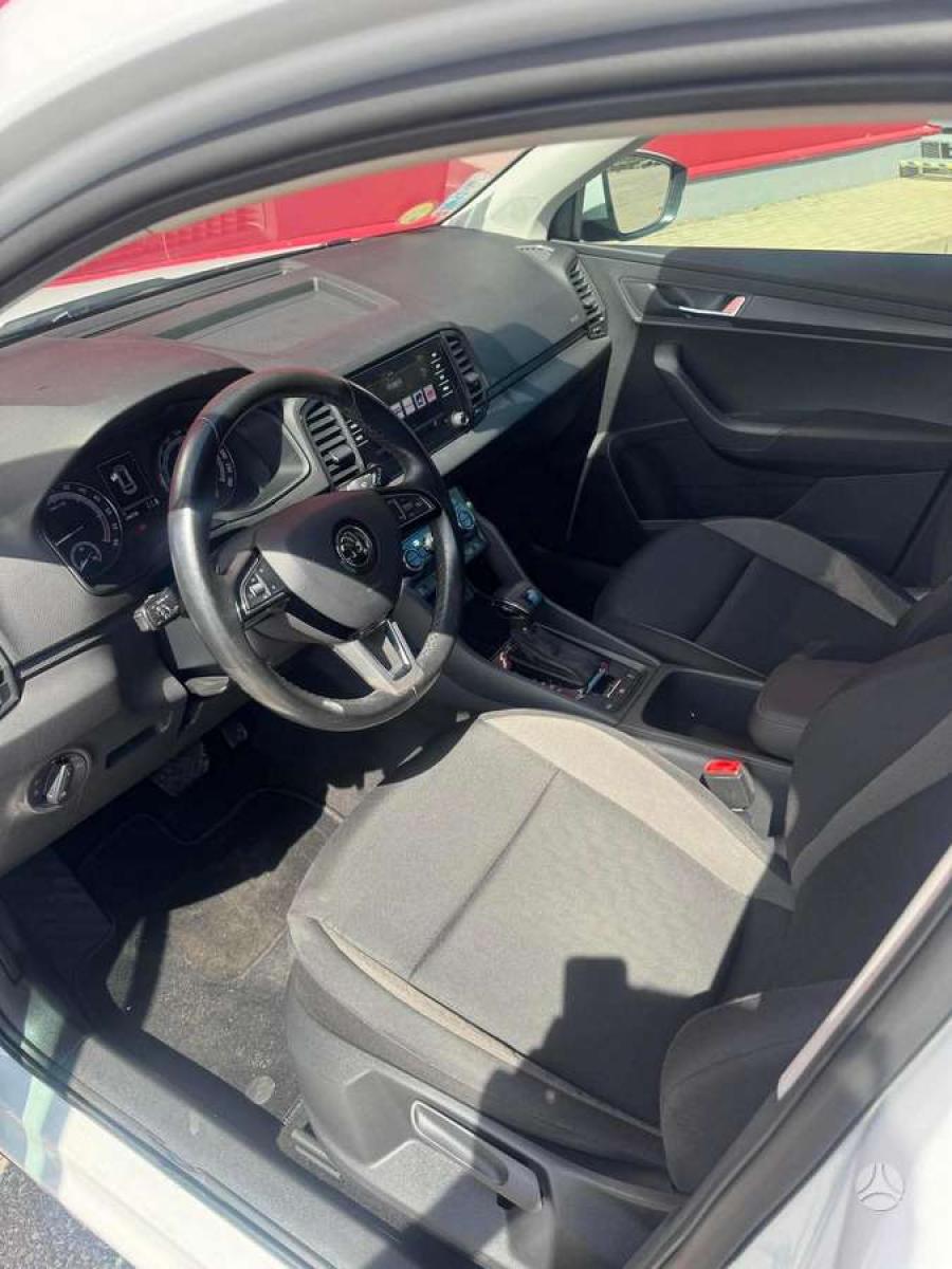 White Skoda Karoq 2018 in Kaunas, with an engine capacity of 1.60 L and mileage of 240 thousand km for 11300 €, photo 8 on AUTOMOTO.COM.LV