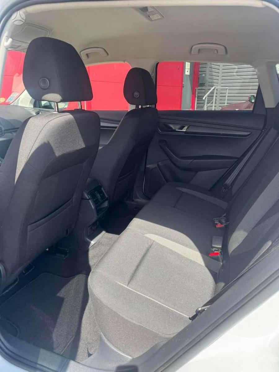 White Skoda Karoq 2018 in Kaunas, with an engine capacity of 1.60 L and mileage of 240 thousand km for 11300 €, photo 10 on AUTOMOTO.COM.LV