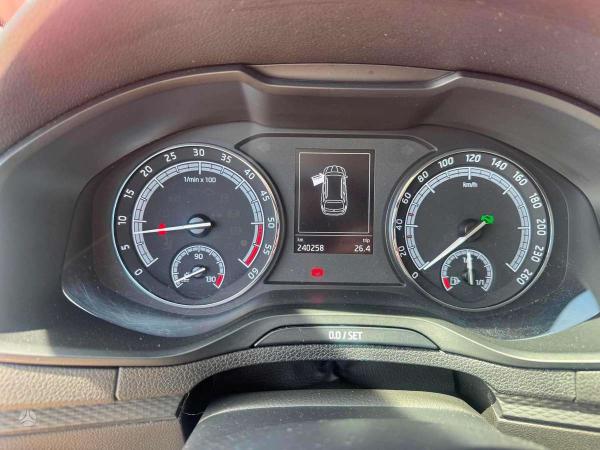 White Skoda Karoq 2018 in Kaunas, with an engine capacity of 1.60 L and mileage of 240 thousand km for 11300 €, photo 10 on AUTOMOTO.COM.LV