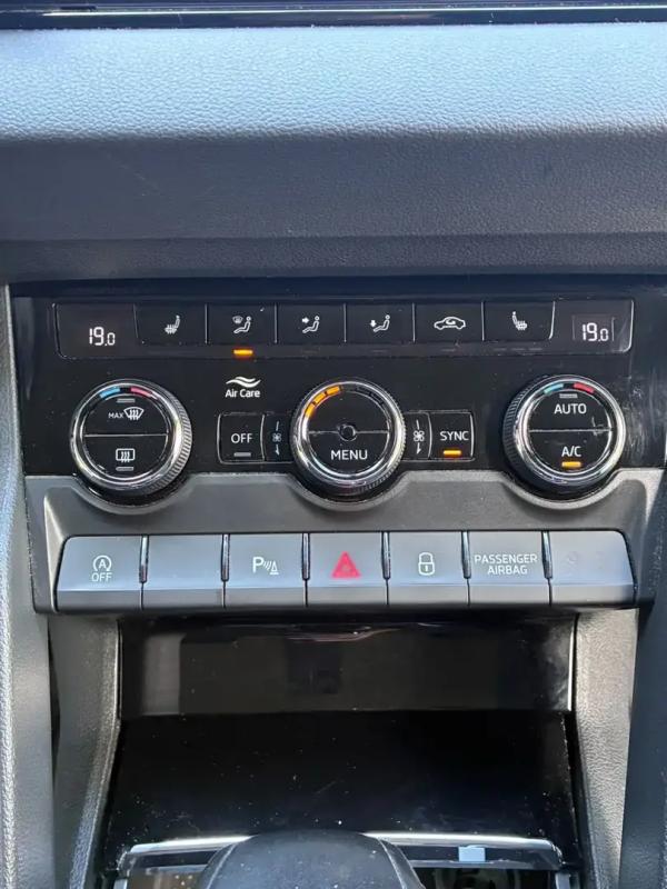Skoda Karoq 2019 in Riga on AUTOMOTO.COM.LV White Skoda Karoq 2019 in Riga, with an engine capacity of 1.60 L and mileage of 190 thousand km for 14000 €, photo 6 on AUTOMOTO.COM.LV