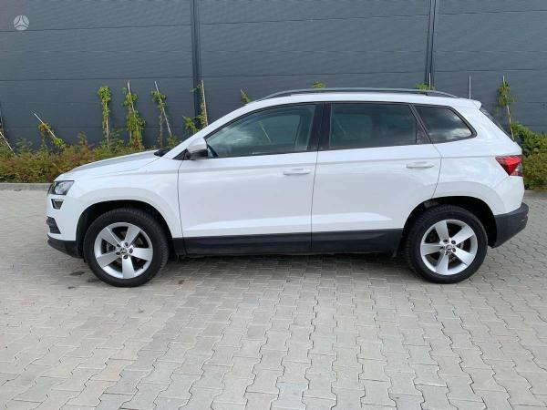 Skoda Karoq 2020 in Vilnius on AUTOMOTO.COM.LV White Skoda Karoq 2020 in Vilnius, with an engine capacity of 1.60 L and mileage of 176 thousand km for 11616 €, photo 3 on AUTOMOTO.COM.LV