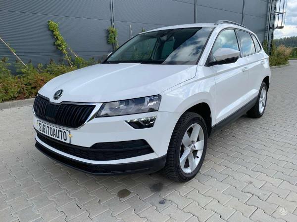 Skoda Karoq 2020 in Vilnius on AUTOMOTO.COM.LV White Skoda Karoq 2020 in Vilnius, with an engine capacity of 1.60 L and mileage of 176 thousand km for 11616 €, photo 5 on AUTOMOTO.COM.LV