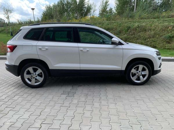 Skoda Karoq 2020 in Vilnius on AUTOMOTO.COM.LV White Skoda Karoq 2020 in Vilnius, with an engine capacity of 1.60 L and mileage of 176 thousand km for 11616 €, photo 9 on AUTOMOTO.COM.LV