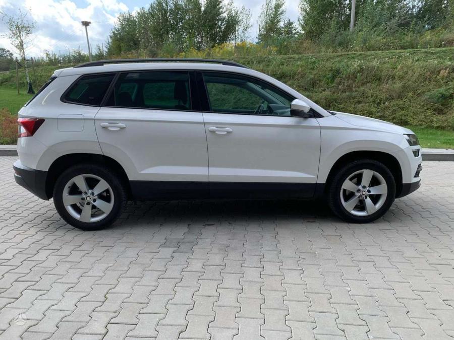 White Skoda Karoq 2020 in Vilnius, with an engine capacity of 1.60 L and mileage of 176 thousand km for 11616 €, photo 9 on AUTOMOTO.COM.LV