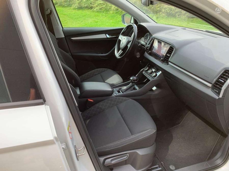 White Skoda Karoq 2020 in Vilnius, with an engine capacity of 1.60 L and mileage of 176 thousand km for 11616 €, photo 15 on AUTOMOTO.COM.LV