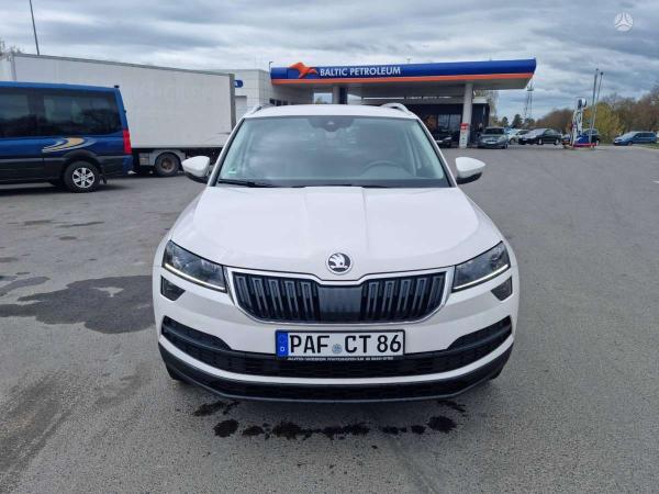 White Skoda Karoq 2020 in Kaunas, with an engine capacity of 1.97 L and mileage of 268 thousand km for 15150 €, photo 5 on AUTOMOTO.COM.LV