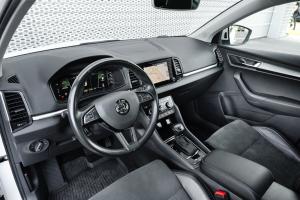 White Skoda Karoq 2020 in Marupe, with an engine capacity of 1.60 L and mileage of 152 thousand km for 17900 €, photo 10 on AUTOMOTO.COM.LV