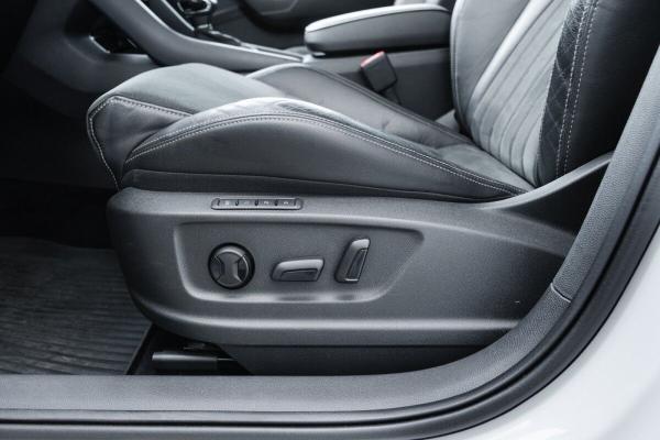 Skoda Karoq 2020 Mārupe vietnē Balts Skoda Karoq 2020 Mārupe, ar dzinēja tilpumu 1.60 L un nobraukumu 152 tūkst. km par 17900 €, foto 11 vietnē AUTOMOTO.COM.LV
