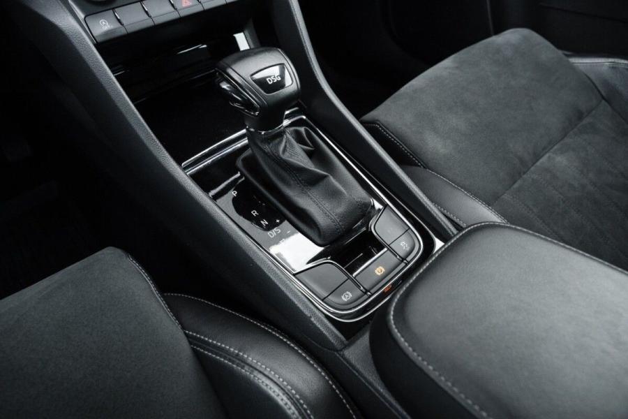 White Skoda Karoq 2020 in Marupe, with an engine capacity of 1.60 L and mileage of 152 thousand km for 17900 €, photo 30 on AUTOMOTO.COM.LV