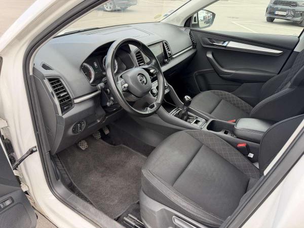 White Skoda Karoq 2021 in Taurage, with an engine capacity of 1.97 L and mileage of 187 thousand km for 10200 €, photo 8 on AUTOMOTO.COM.LV