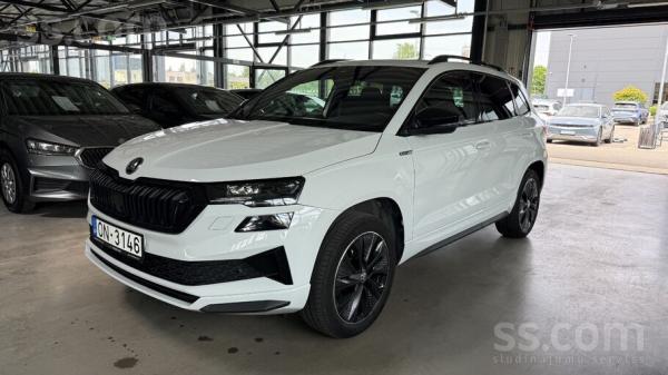 Белый Шкода Karoq 2022 в Рига, объемом двигателя 1.50 л и пробегом 78 тыс. км за 24900 €, фото 1 на AUTOMOTO.COM.LV