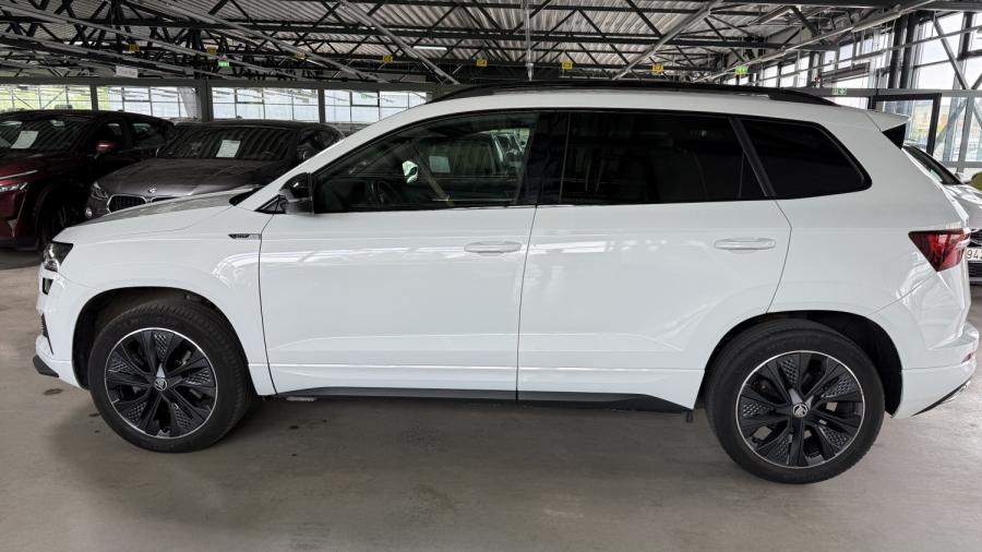 White Skoda Karoq 2022 in Riga, with an engine capacity of 1.50 L and mileage of 78 thousand km for 2490000 €, photo 1 on AUTOMOTO.COM.LV