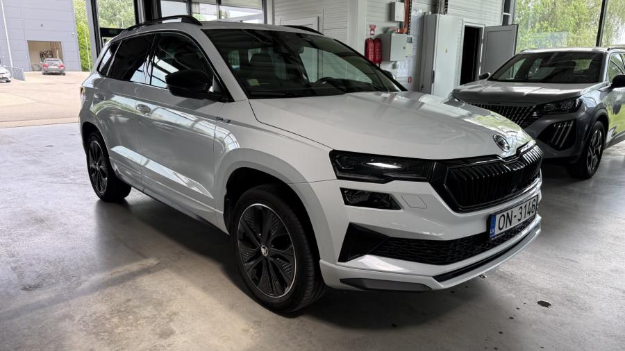 White Skoda Karoq 2022 in Riga, with an engine capacity of 1.50 L and mileage of 78 thousand km for 2490000 €, photo 6 on AUTOMOTO.COM.LV