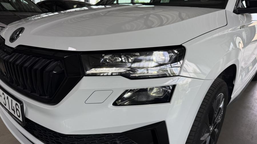 White Skoda Karoq 2022 in Riga, with an engine capacity of 1.50 L and mileage of 78 thousand km for 2490000 €, photo 8 on AUTOMOTO.COM.LV