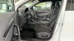 White Skoda Karoq 2022 in Riga, with an engine capacity of 1.50 L and mileage of 78 thousand km for 2490000 €, photo 10 on AUTOMOTO.COM.LV