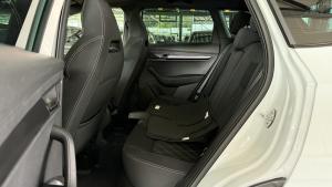 White Skoda Karoq 2022 in Riga, with an engine capacity of 1.50 L and mileage of 78 thousand km for 2490000 €, photo 12 on AUTOMOTO.COM.LV