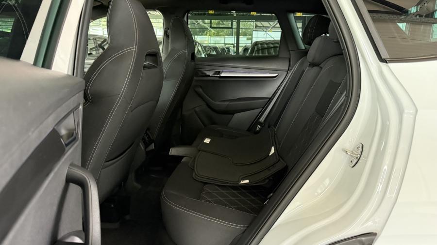 White Skoda Karoq 2022 in Riga, with an engine capacity of 1.50 L and mileage of 78 thousand km for 2490000 €, photo 12 on AUTOMOTO.COM.LV