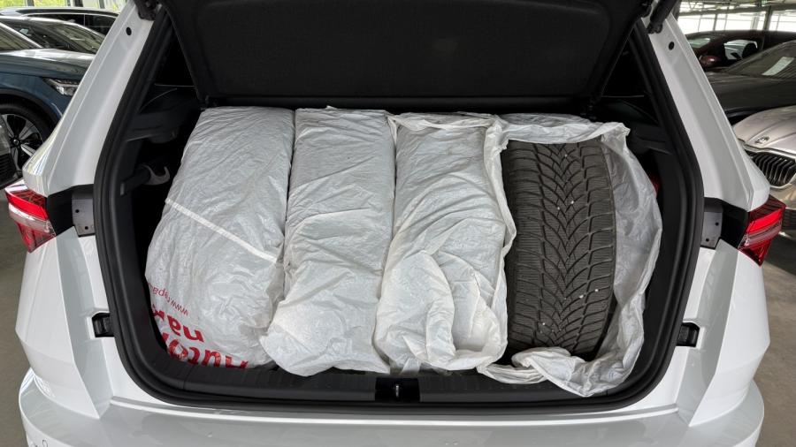 White Skoda Karoq 2022 in Riga, with an engine capacity of 1.50 L and mileage of 78 thousand km for 2490000 €, photo 13 on AUTOMOTO.COM.LV