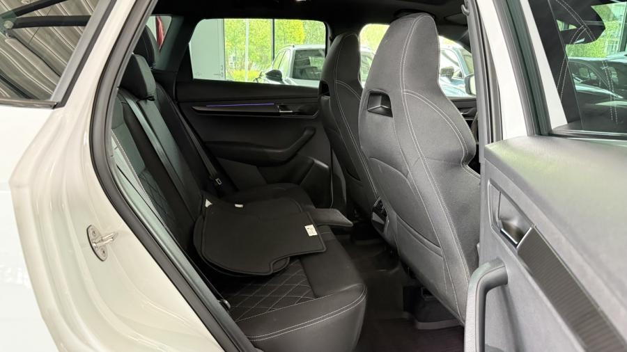 White Skoda Karoq 2022 in Riga, with an engine capacity of 1.50 L and mileage of 78 thousand km for 2490000 €, photo 15 on AUTOMOTO.COM.LV
