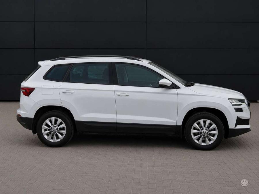 White Skoda Karoq 2022 in Vilnius, with an engine capacity of 1.50 L and mileage of 152 thousand km for 17990 €, photo 5 on AUTOMOTO.COM.LV