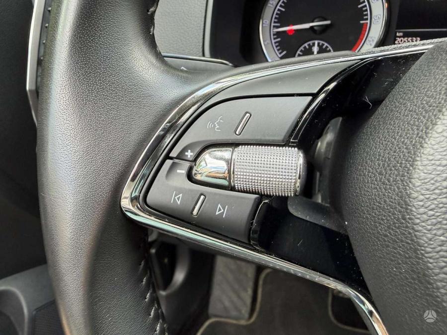 White Skoda Karoq 2022 in Vilnius, with an engine capacity of 1.97 L and mileage of 206 thousand km for 18400 €, photo 17 on AUTOMOTO.COM.LV