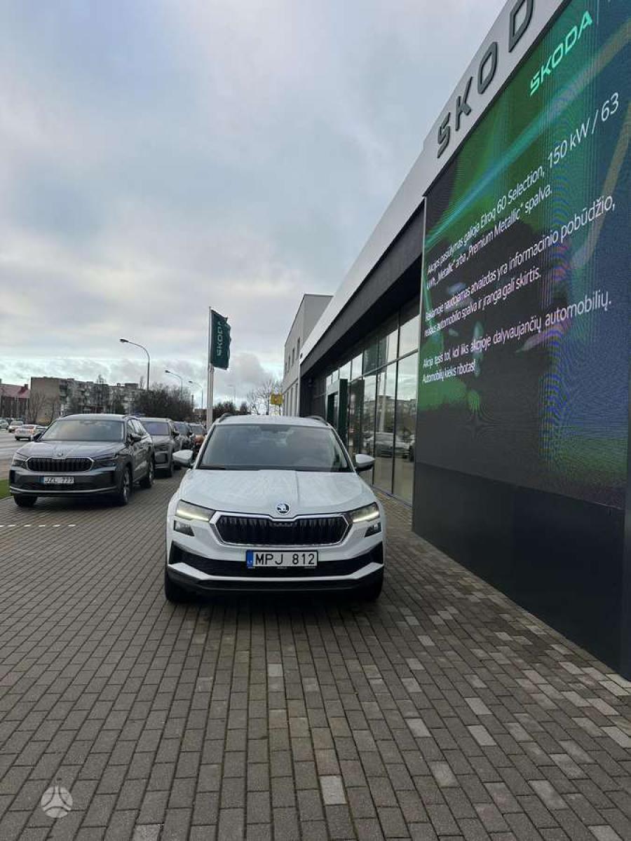 White Skoda Karoq 2023 in Klaipeda, with an engine capacity of 2.00 L and mileage of 72 thousand km for 25950 €, photo 2 on AUTOMOTO.COM.LV