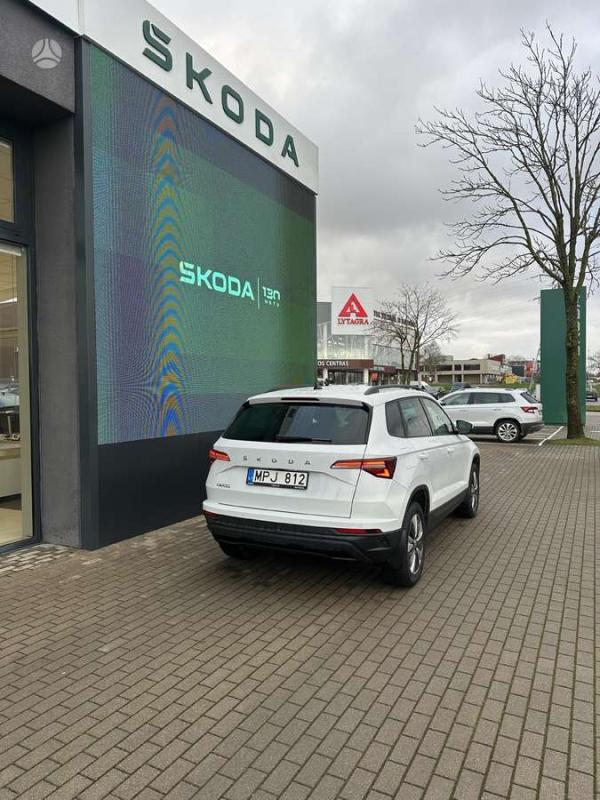 White Skoda Karoq 2023 in Klaipeda, with an engine capacity of 2.00 L and mileage of 72 thousand km for 25950 €, photo 3 on AUTOMOTO.COM.LV