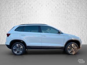 White Skoda Karoq 2023 in Kaunas, with an engine capacity of 1.50 L and mileage of 70 thousand km for 29008 €, photo 6 on AUTOMOTO.COM.LV