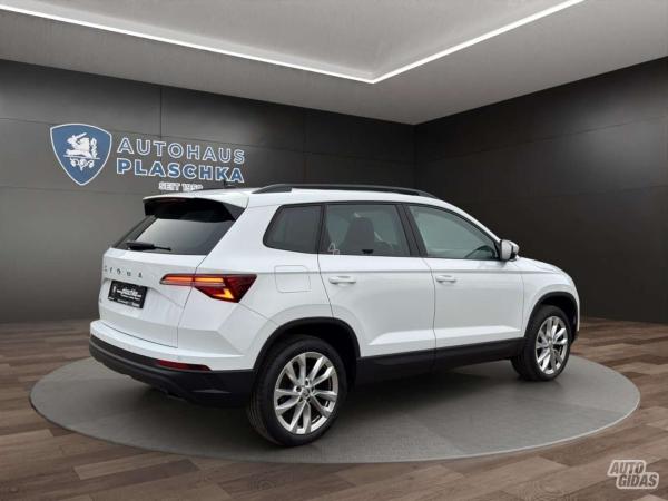 White Skoda Karoq 2023 in Kaunas, with an engine capacity of 1.50 L and mileage of 46 thousand km for 28454 €, photo 5 on AUTOMOTO.COM.LV