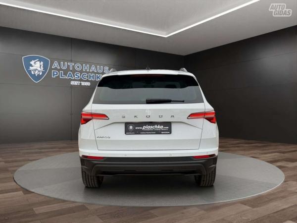 White Skoda Karoq 2023 in Kaunas, with an engine capacity of 1.50 L and mileage of 46 thousand km for 28454 €, photo 6 on AUTOMOTO.COM.LV