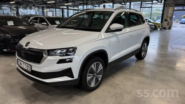 Белый Шкода Karoq 2023 в Рига, объемом двигателя 1.50 л и пробегом 47 тыс. км за 24900 €, фото 1 на AUTOMOTO.COM.LV