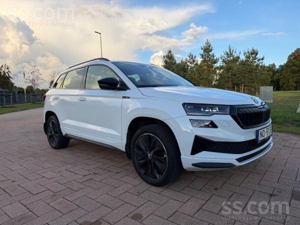 Skoda Karoq 2023 in Riga on AUTOMOTO.COM.LV White Skoda Karoq 2023 in Riga, with an engine capacity of 1.50 L and mileage of 73 thousand km for 25500 €, photo 1 on AUTOMOTO.COM.LV
