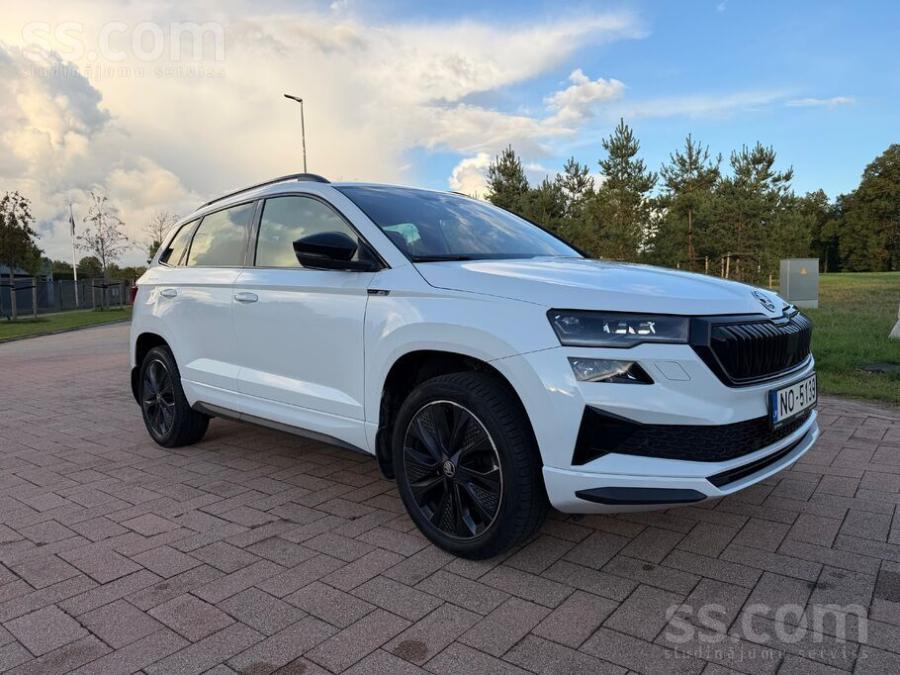 Белый Шкода Karoq 2023 в Рига, объемом двигателя 1.50 л и пробегом 73 тыс. км за 25500 €, фото 1 на AUTOMOTO.COM.LV