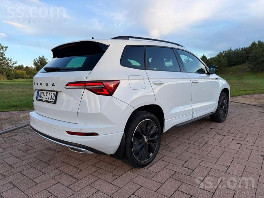Белый Шкода Karoq 2023 в Рига, объемом двигателя 1.50 л и пробегом 73 тыс. км за 25500 €, фото 3 на AUTOMOTO.COM.LV