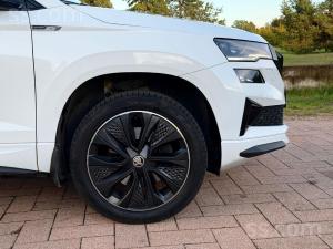 Белый Шкода Karoq 2023 в Рига, объемом двигателя 1.50 л и пробегом 73 тыс. км за 25500 €, фото 4 на AUTOMOTO.COM.LV