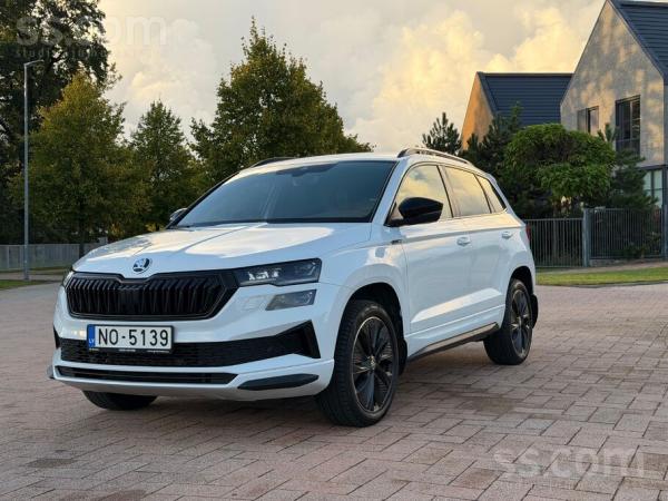 Skoda Karoq 2023 in Riga on AUTOMOTO.COM.LV White Skoda Karoq 2023 in Riga, with an engine capacity of 1.50 L and mileage of 73 thousand km for 25500 €, photo 6 on AUTOMOTO.COM.LV