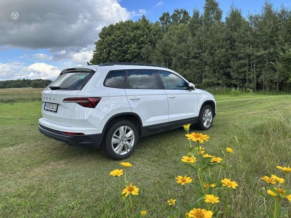 White Skoda Karoq 2025 in Vilnius, with an engine capacity of 1.50 L and mileage of 22 thousand km for 28200 €, photo 3 on AUTOMOTO.COM.LV