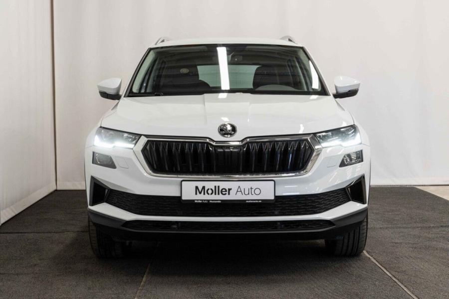 White Skoda Karoq 2024 in Tallinn, with an engine capacity of 2.00 L and mileage of 31 thousand km for 25900 €, photo 3 on AUTOMOTO.COM.LV