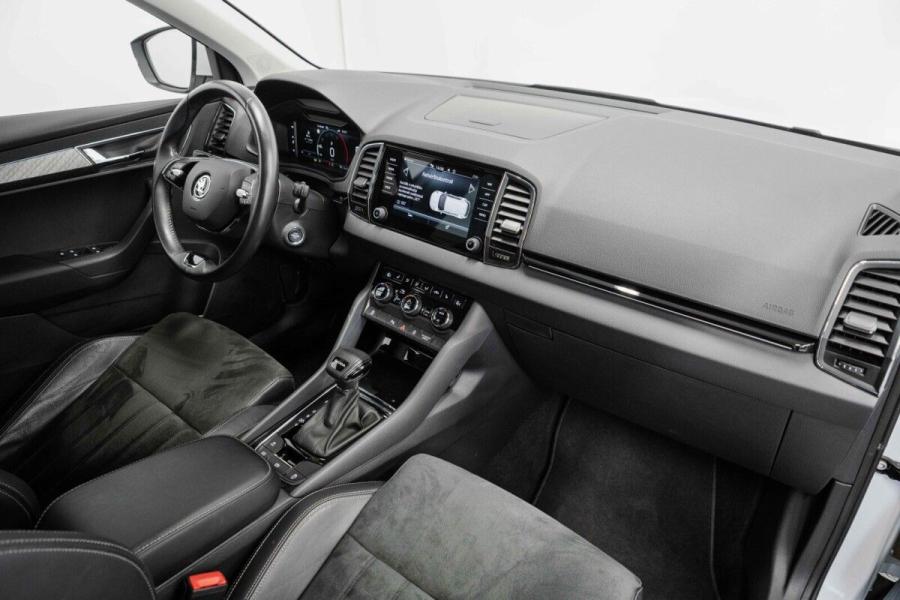 White Skoda Karoq 2024 in Tallinn, with an engine capacity of 2.00 L and mileage of 31 thousand km for 25900 €, photo 8 on AUTOMOTO.COM.LV