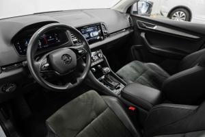 White Skoda Karoq 2024 in Tallinn, with an engine capacity of 2.00 L and mileage of 31 thousand km for 25900 €, photo 9 on AUTOMOTO.COM.LV