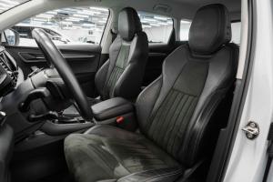 White Skoda Karoq 2024 in Tallinn, with an engine capacity of 2.00 L and mileage of 31 thousand km for 25900 €, photo 12 on AUTOMOTO.COM.LV