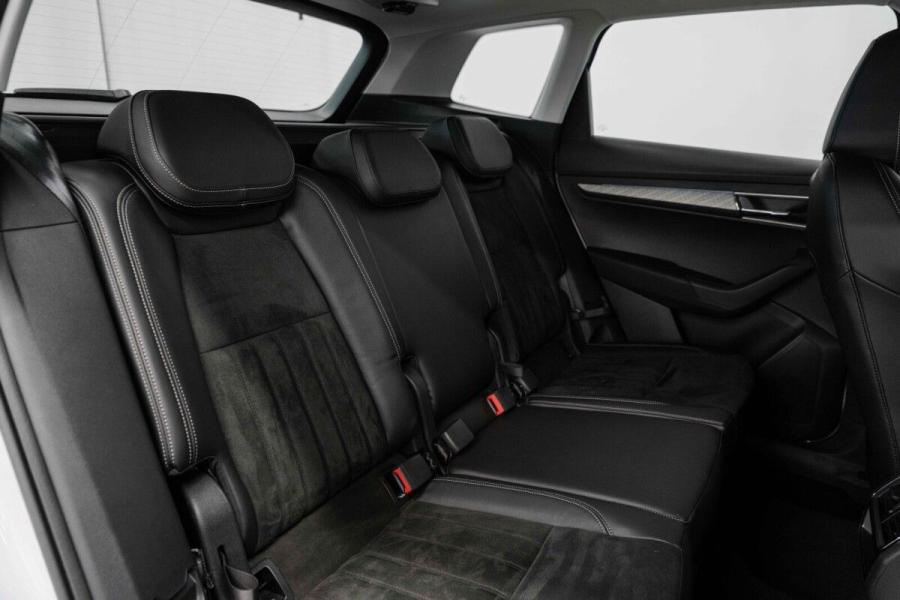 White Skoda Karoq 2024 in Tallinn, with an engine capacity of 2.00 L and mileage of 31 thousand km for 25900 €, photo 13 on AUTOMOTO.COM.LV
