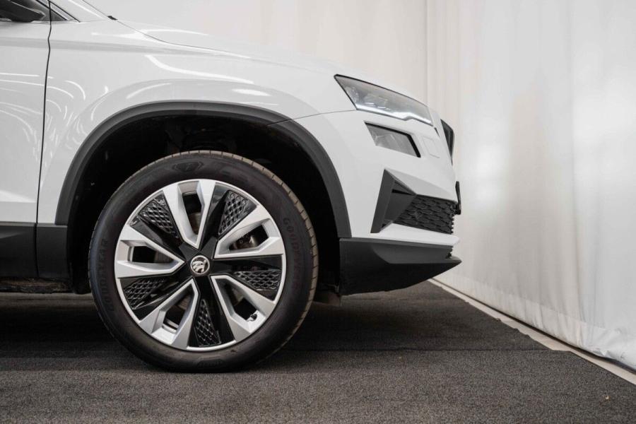 White Skoda Karoq 2024 in Tallinn, with an engine capacity of 2.00 L and mileage of 31 thousand km for 25900 €, photo 17 on AUTOMOTO.COM.LV