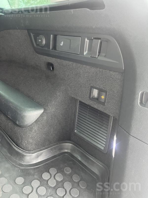 Black Skoda Kodiaq 2017 in Riga, with an engine capacity of 2.00 L and mileage of 246 thousand km for 17390 €, photo 7 on AUTOMOTO.COM.LV
